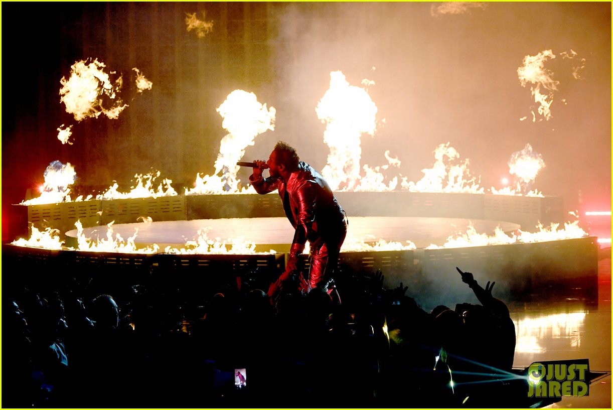 Post Malone & Ty Dolla Sign Perform 'Psycho' at American Music Awards ...