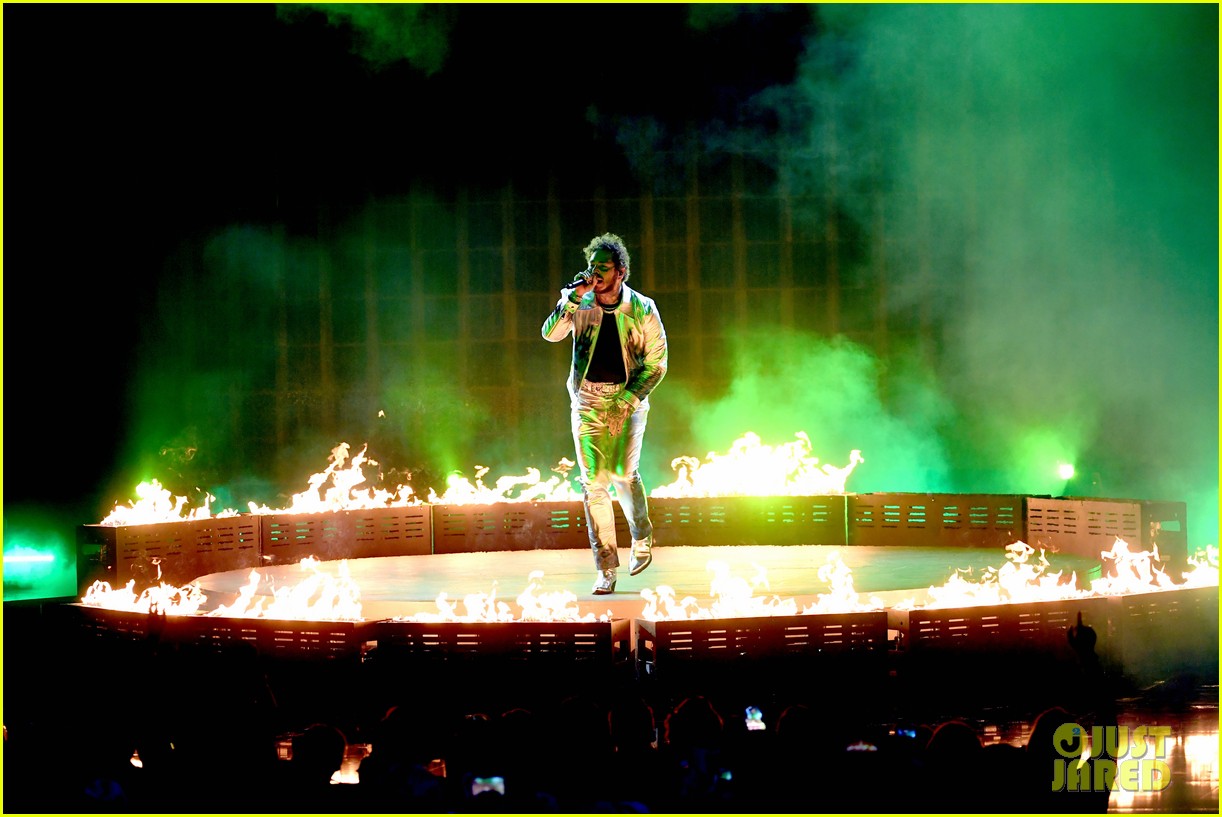 Post Malone & Ty Dolla Sign Perform 'Psycho' at American Music Awards ...