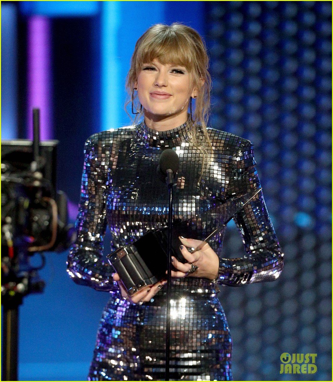 Taylor Swift Teases 'The Next Chapter' at AMAs 2018 (Video): Photo ...