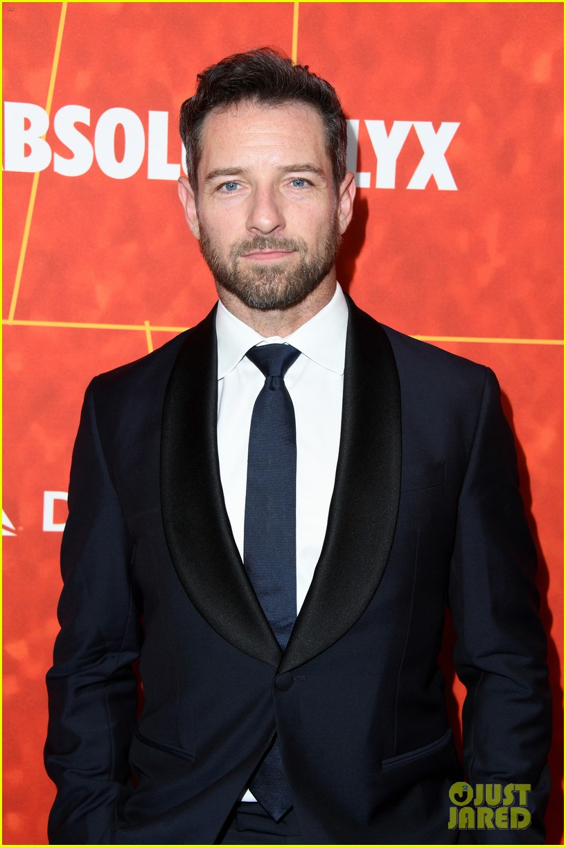 Robin Thicke Cuddles Girlfriend April Love Geary's Baby Bump at amfAR ...