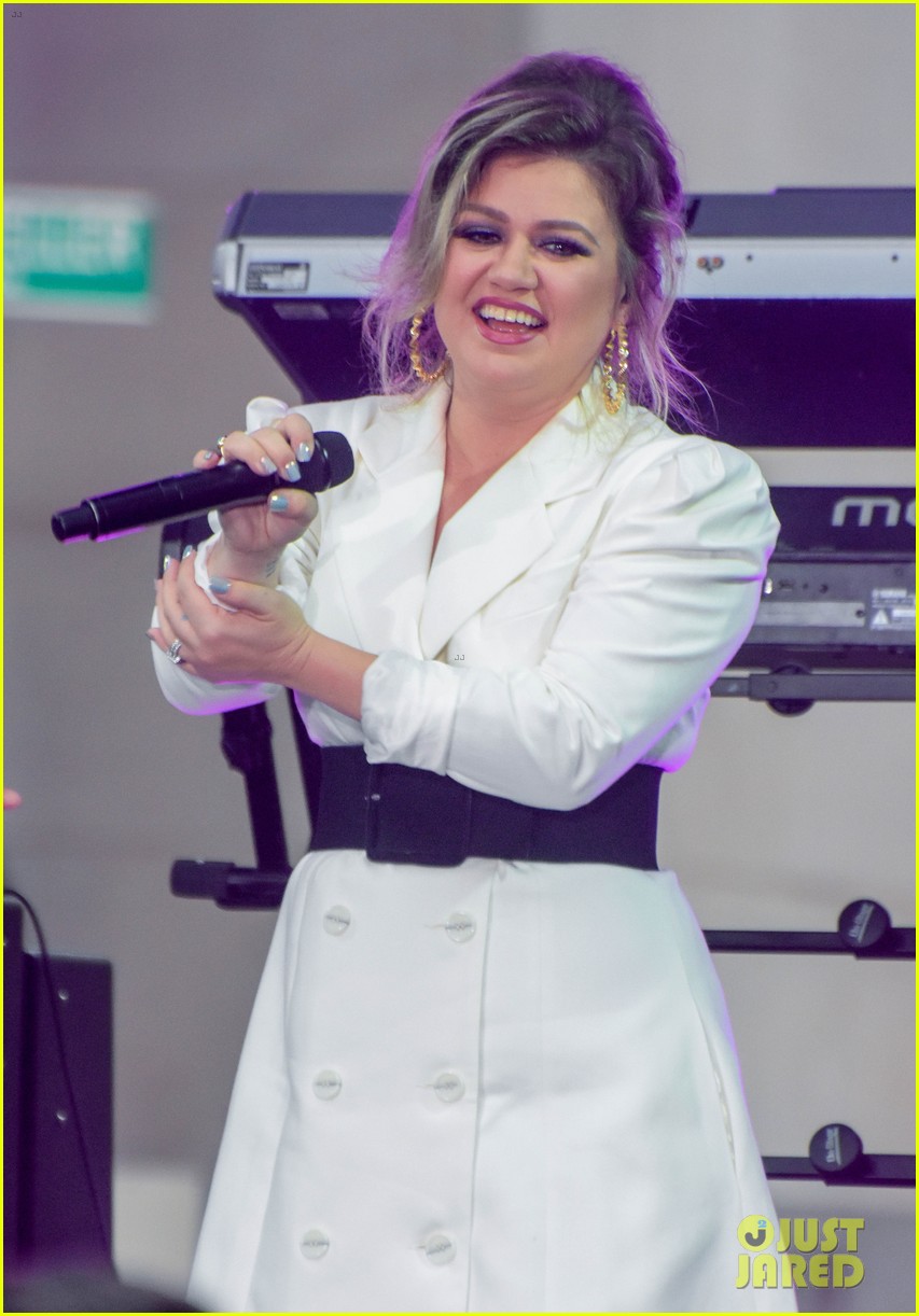 Michelle Obama, Kelly Clarkson, Meghan Trainor & More Celebrate ...