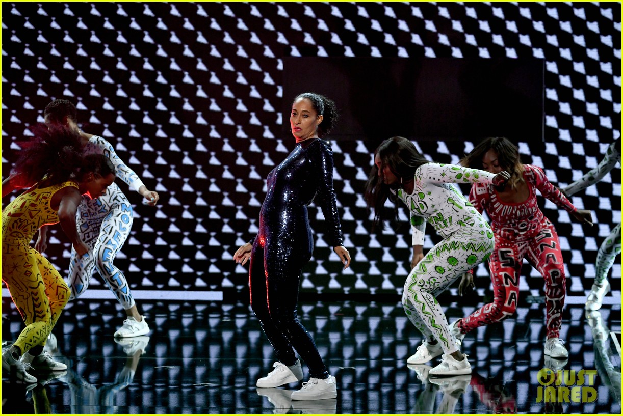 Tracee Ellis Ross Performs a Dance Medley at AMAs 2018!: Photo 4161714 ...