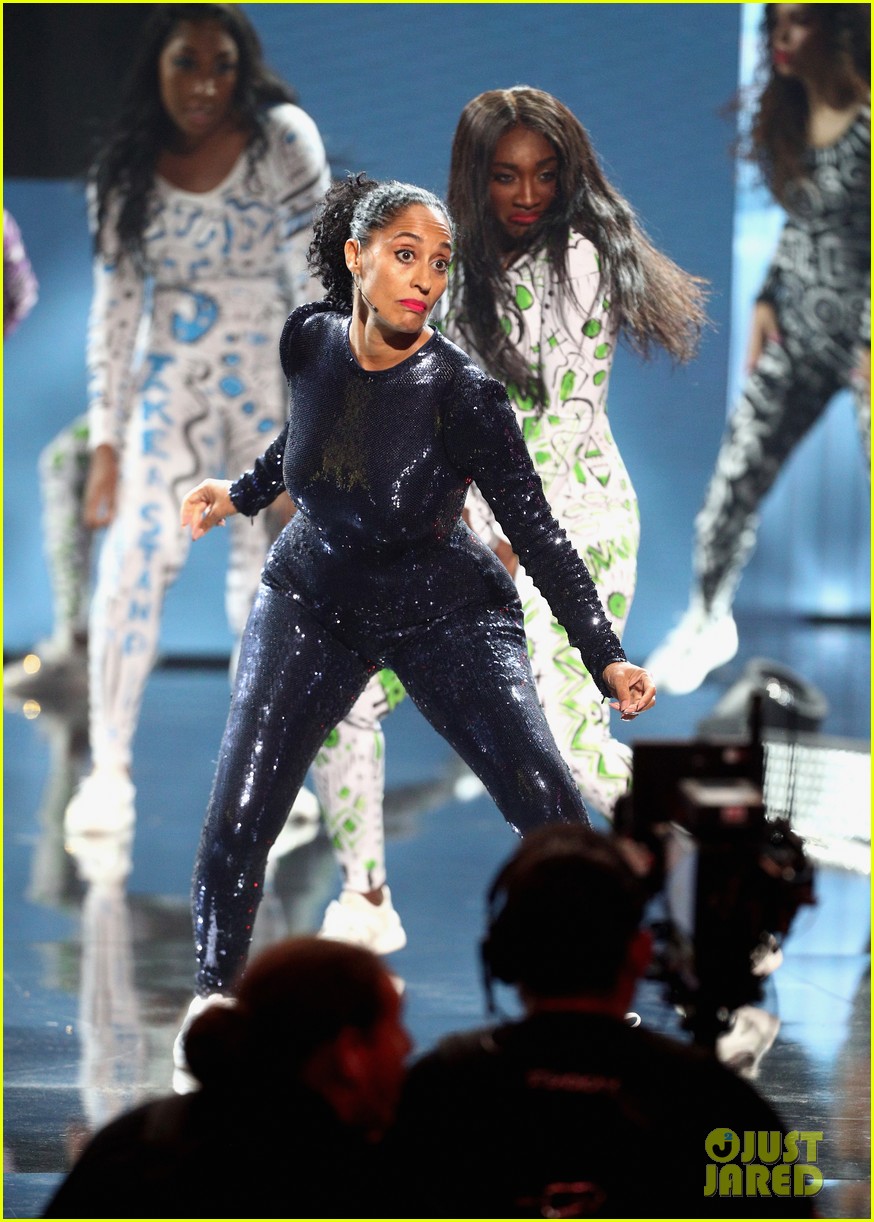Tracee Ellis Ross Performs a Dance Medley at AMAs 2018!: Photo 4161732 ...
