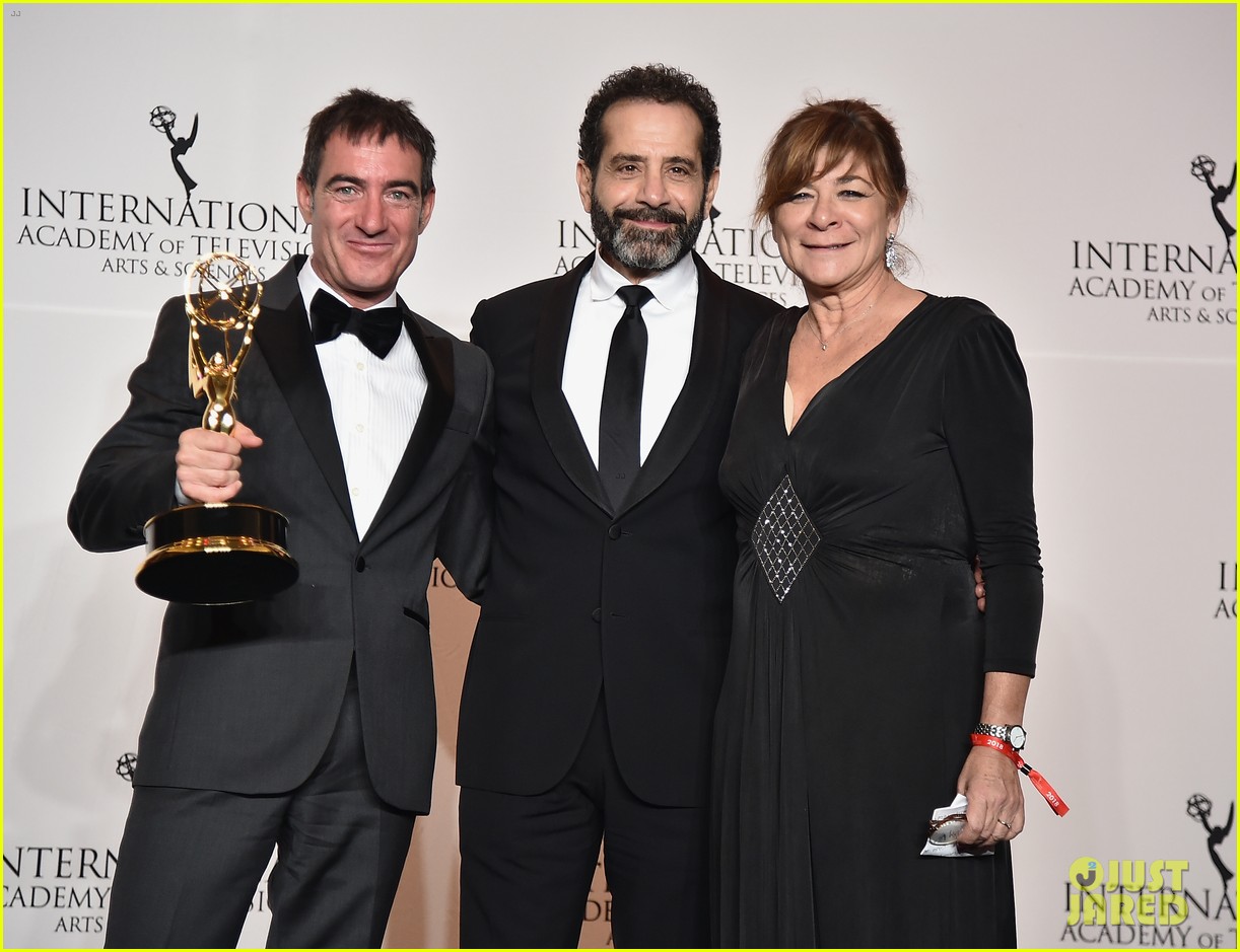 Ben McKenzie & Morena Baccarin Couple Up at International Emmy Awards ...