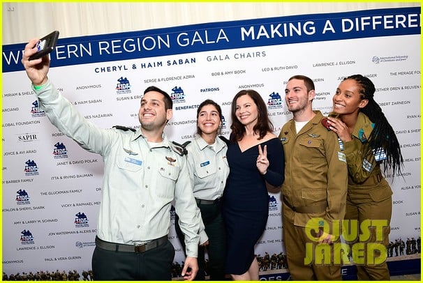 Gerard Butler & Ashton Kutcher Support Israel Defense Forces Soldiers ...