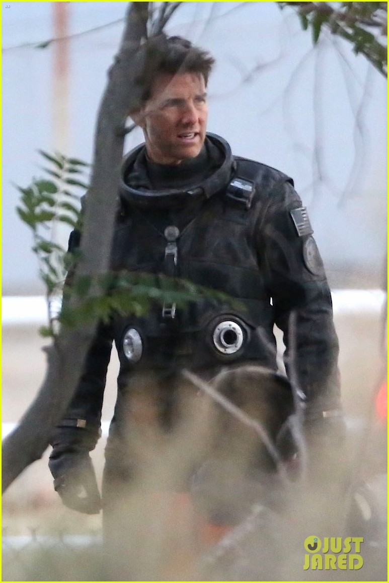 Tom Cruise Wears His Cool Flight Suit on 'Top Gun: Maverick' Set: Photo ...