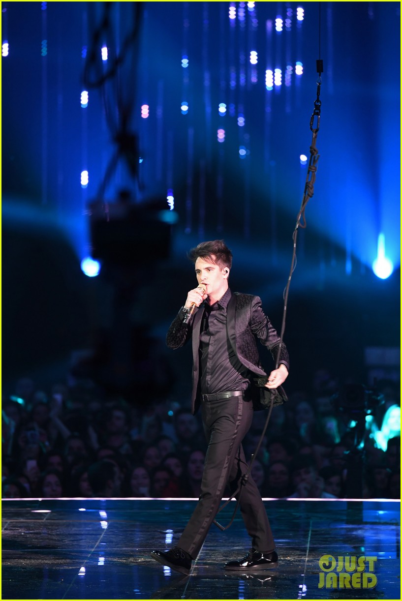 Halsey, Bebe Rexha, Panic! At The Disco & More Perform at MTV EMAs 2018 ...