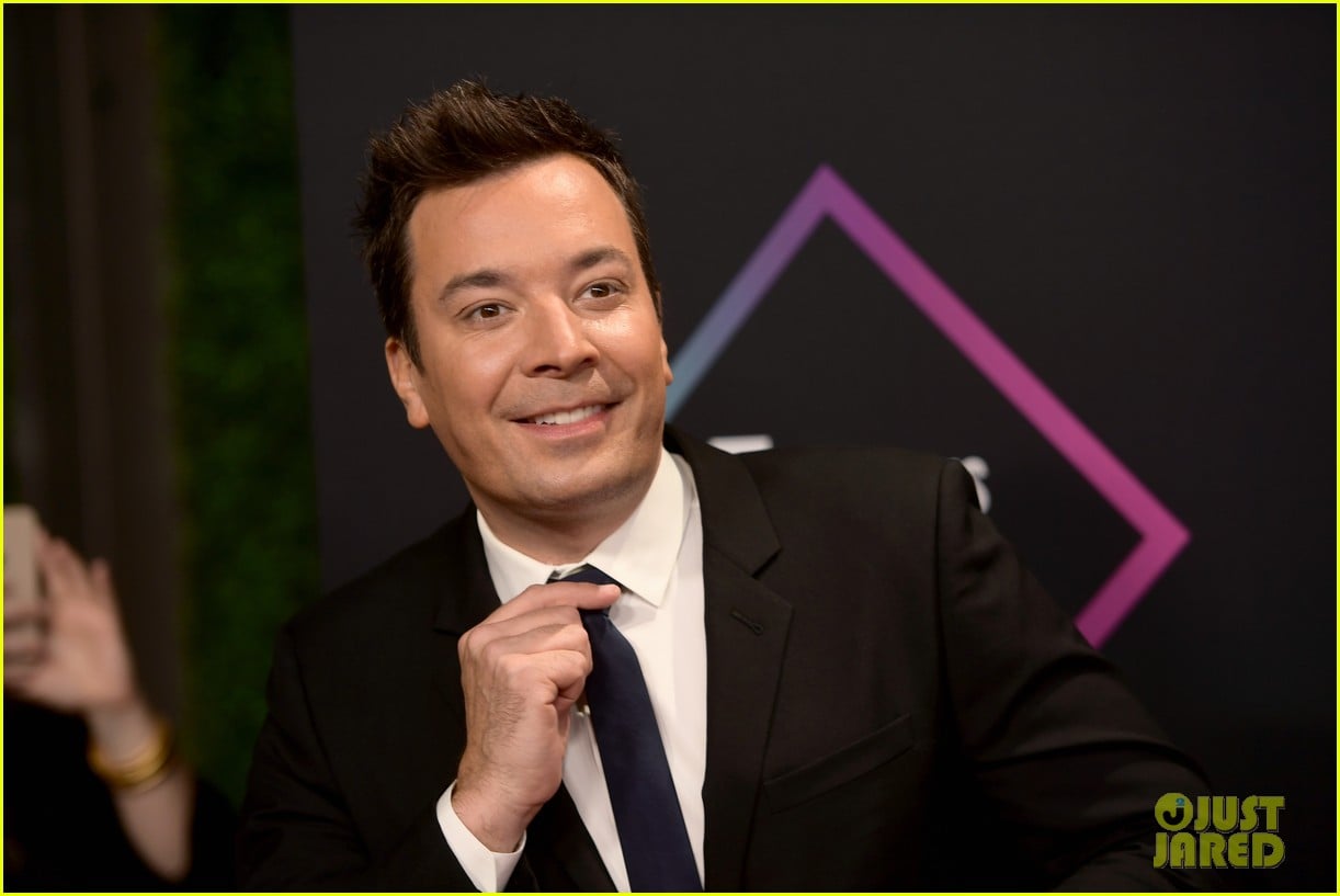 Jimmy Fallon Photobombs the 'Good Girls' Cast at Peoples' Choice Awards ...