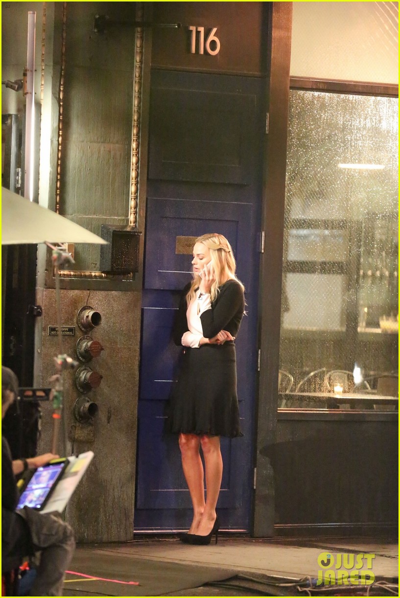 Margot Robbie Films a Phone Call Scene for Upcoming Roger Ailes Project ...