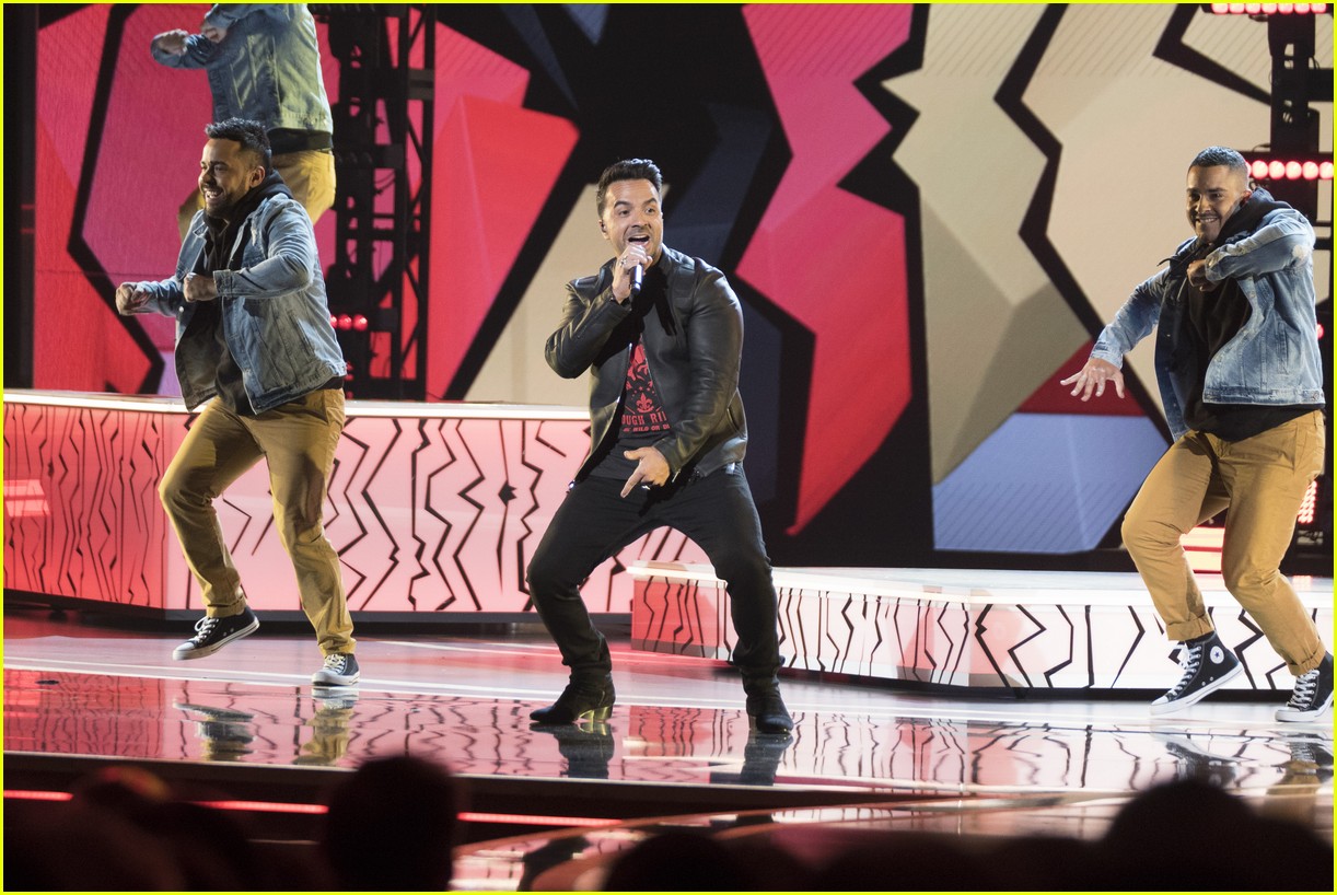 Mickey Mouse's 90th Spectacular - Performers & Celebrity Guest List ...