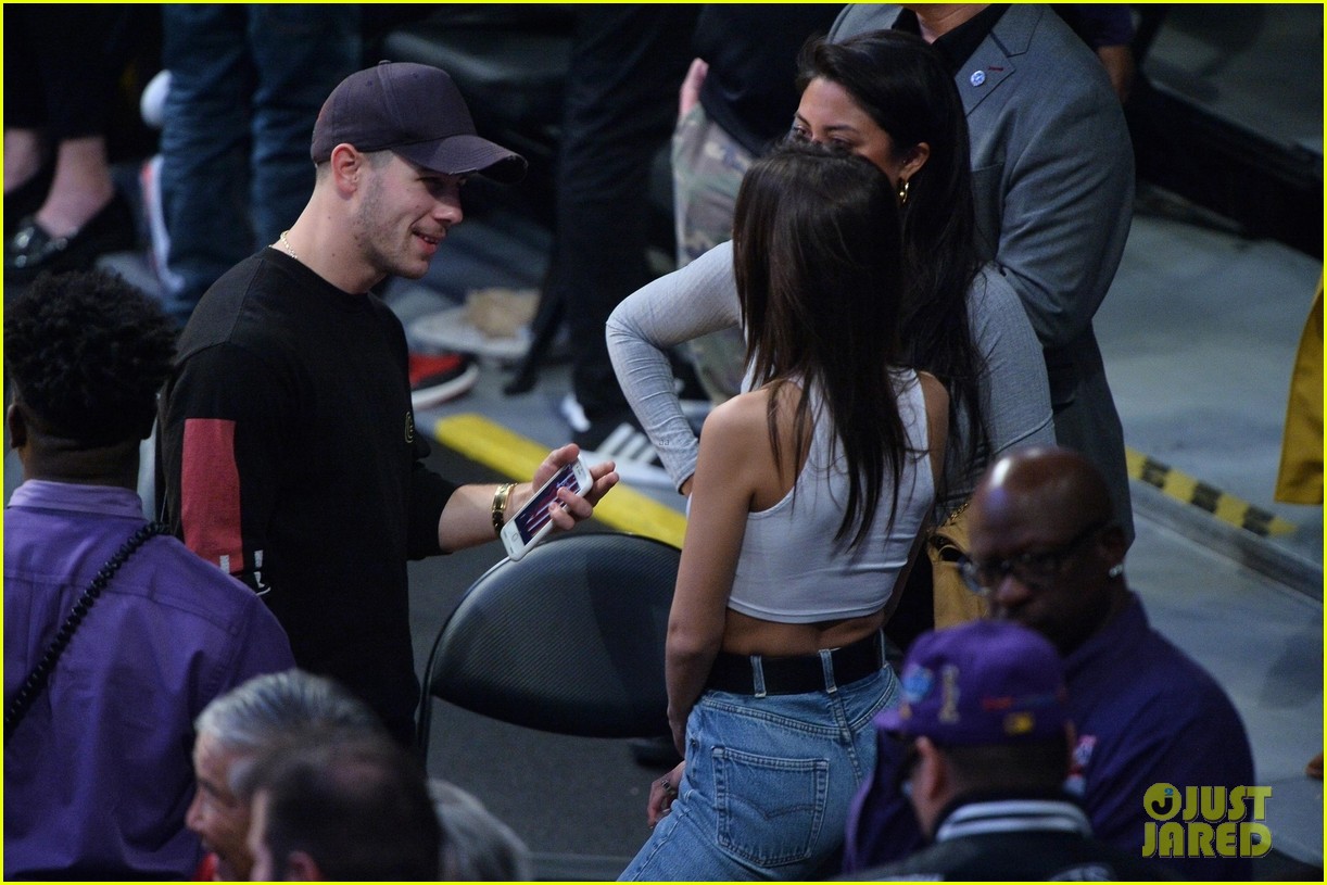Nick & Joe Jonas Chat With Emily Ratajkowski at the Lakers Game in LA ...