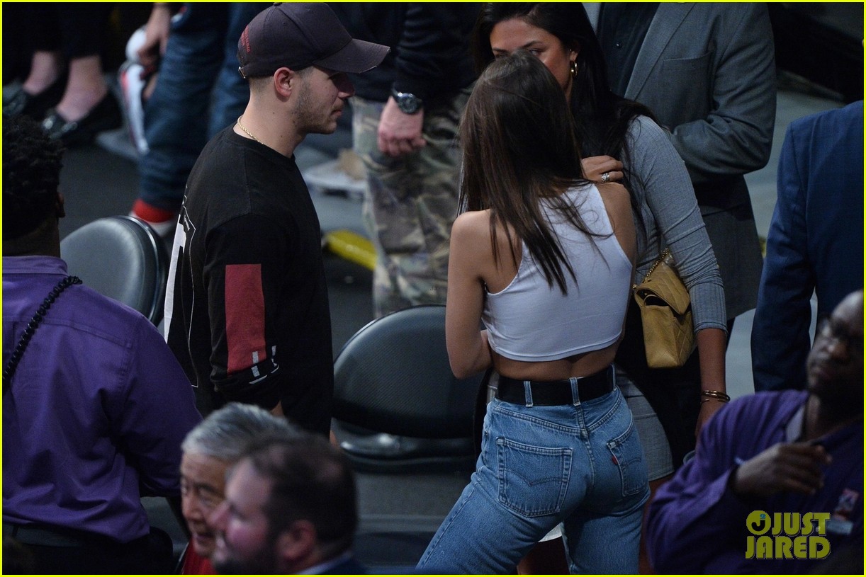 Nick & Joe Jonas Chat With Emily Ratajkowski at the Lakers Game in LA ...