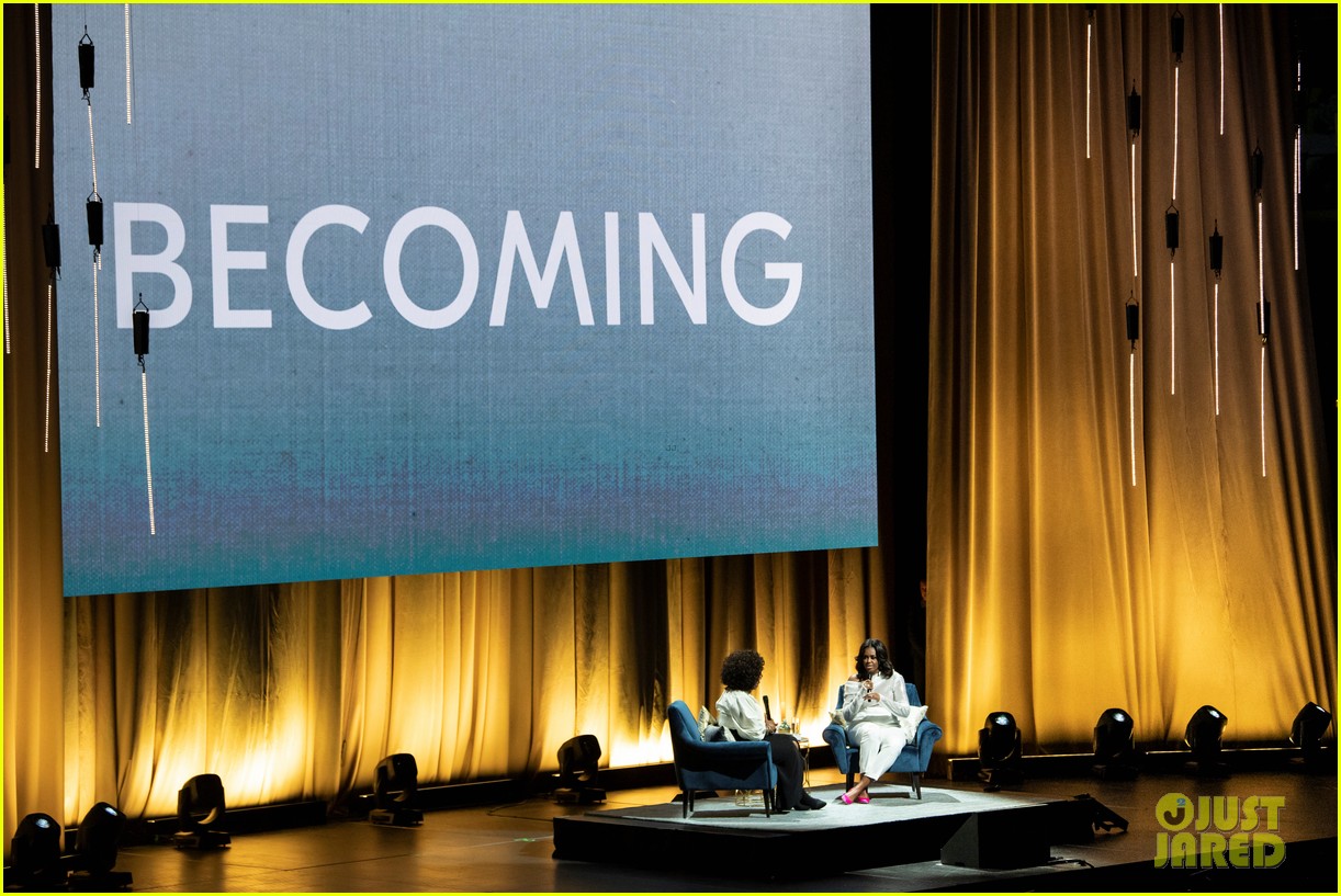 Michelle Obama Launches Book Tour in Chicago with Oprah!: Photo 4182193 ...