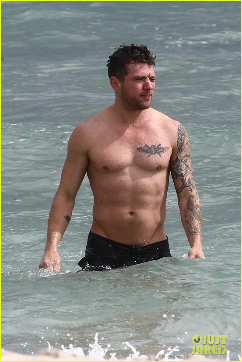 Ryan Phillippe Bares Hot Body While Shirtless in Miami!: Photo 4184403 | Ryan Phillippe ...
