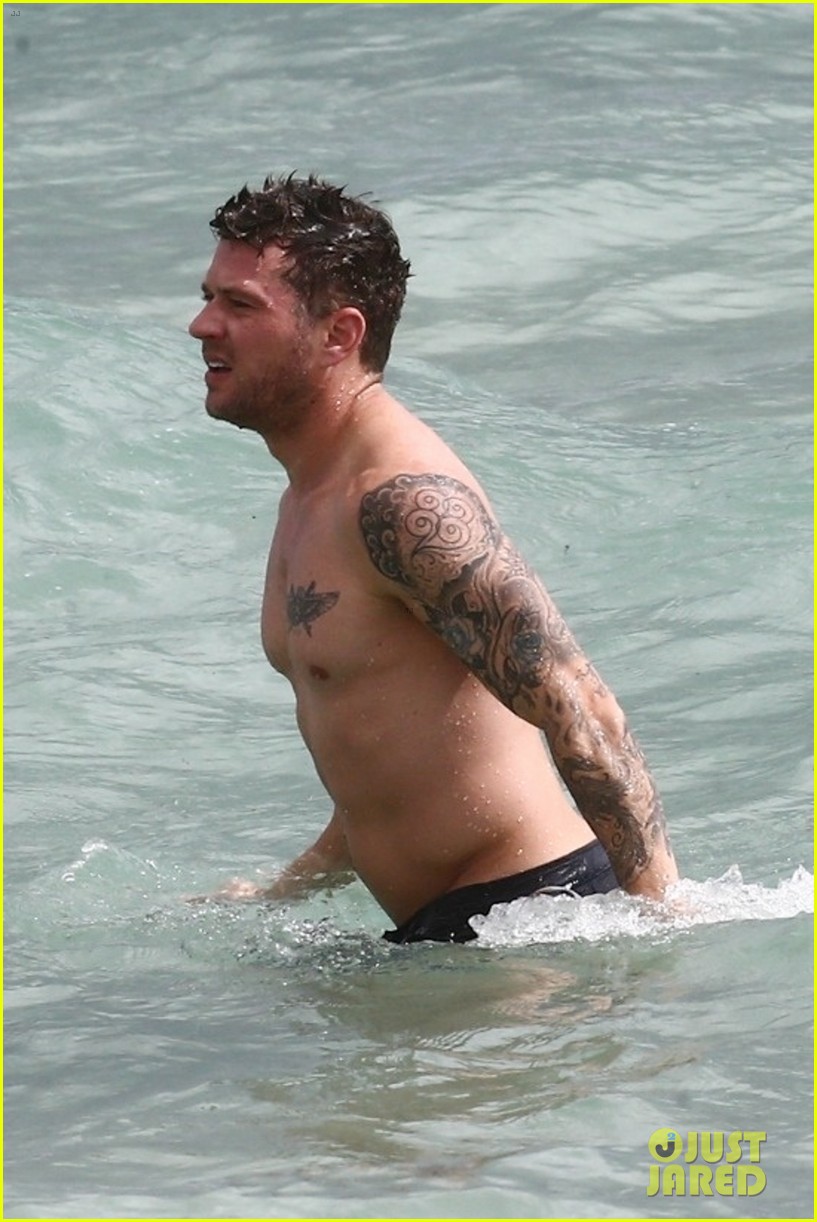 Ryan Phillippe Bares Hot Body While Shirtless in Miami!: Photo 4184439 | Ryan Phillippe ...
