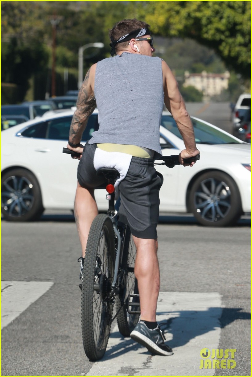 Ryan Phillippe Flaunts His Arm Muscles During Bike Ride in LA!: Photo ...