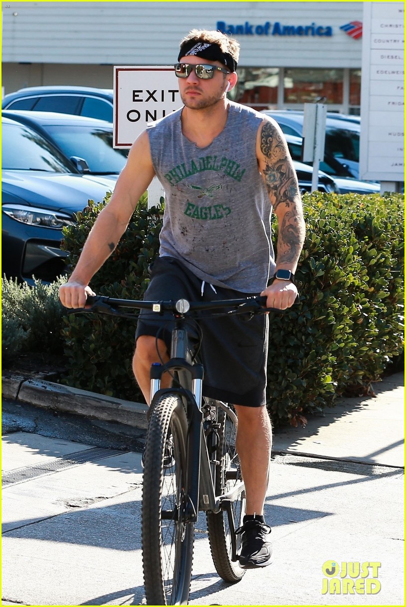 Ryan Phillippe Flaunts His Arm Muscles During Bike Ride in LA!: Photo ...