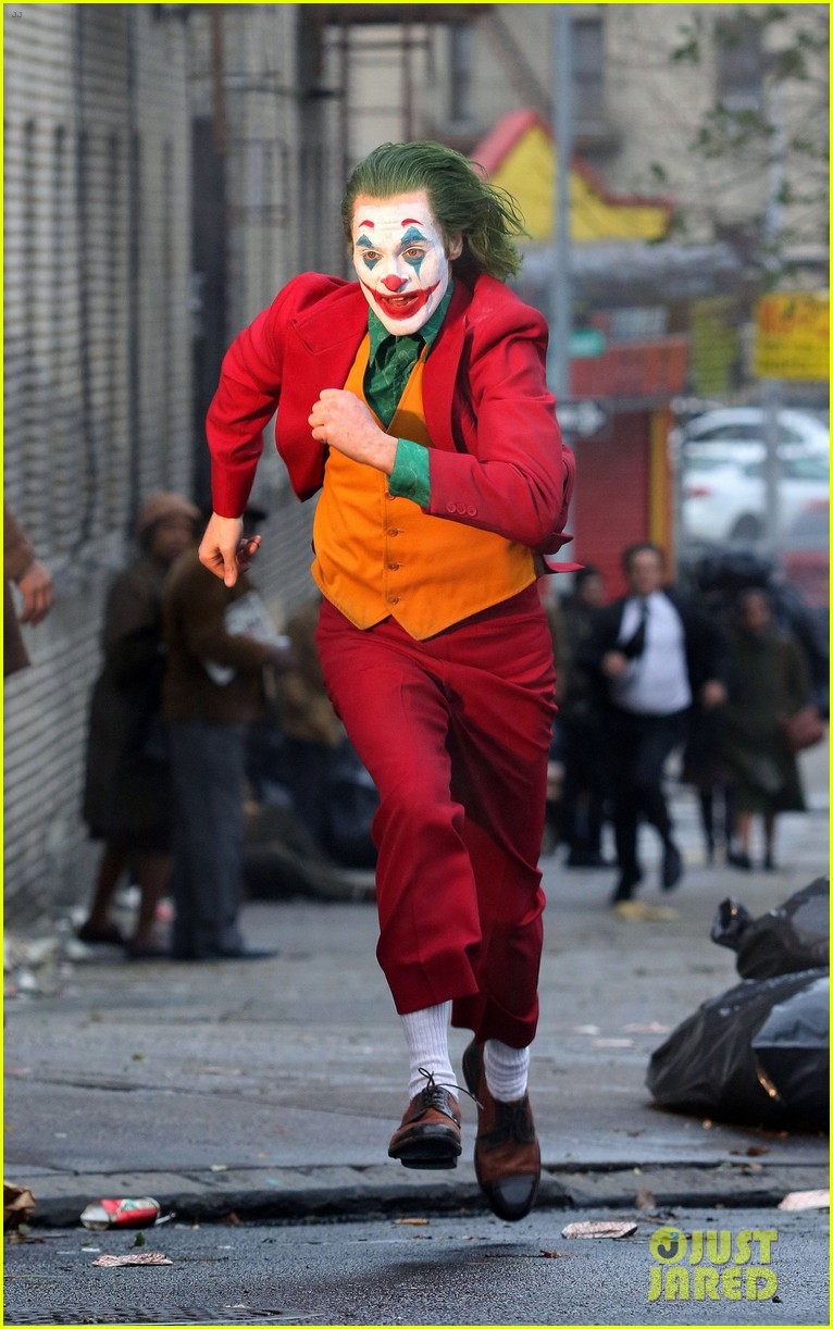 Joaquin Phoenix's 'Joker' Runs Away From 2 Gotham City Cops on Set ...