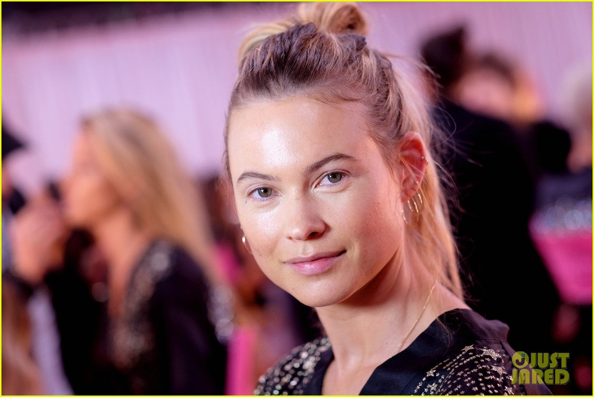 Victoria's Secret Models Get Hair & Makeup Done Backstage at Fashion ...