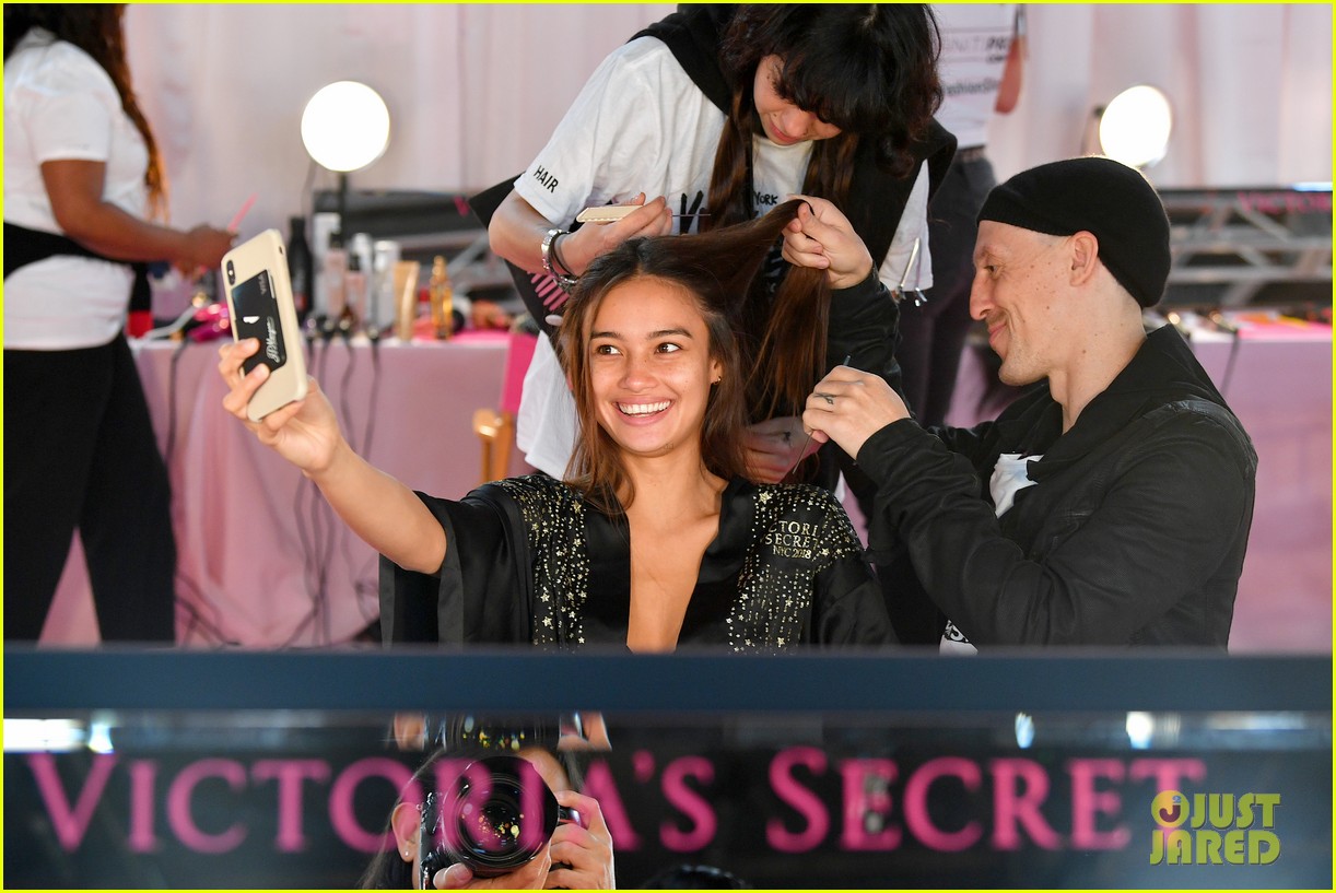 Victoria's Secret Models Get Hair & Makeup Done Backstage at Fashion ...