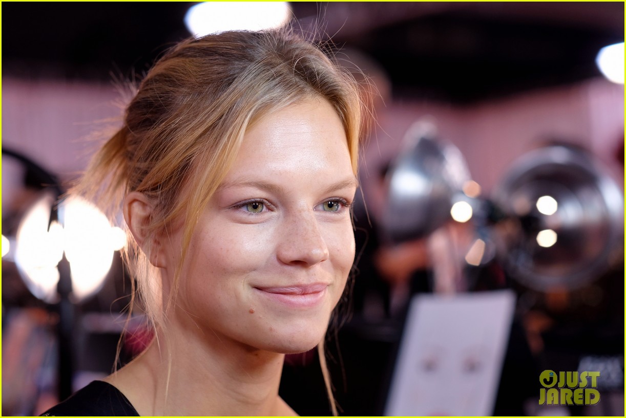 Victoria's Secret Models Get Hair & Makeup Done Backstage at Fashion ...