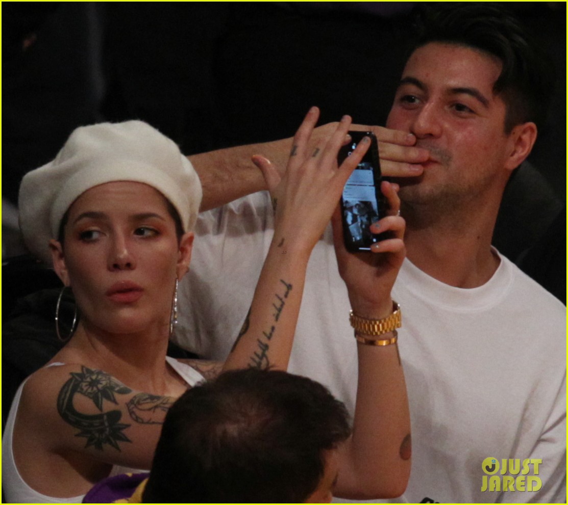 Halsey Attends Lakers vs. Pelicans Game in Los Angeles!: Photo 4201807 ...