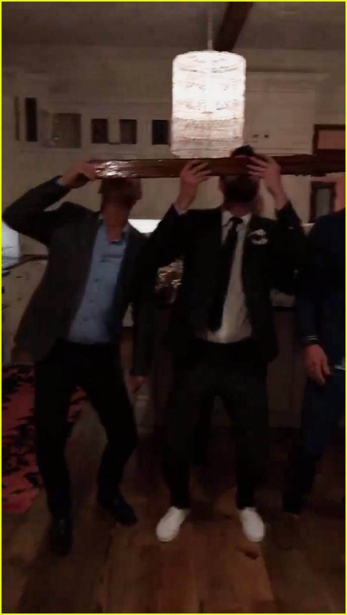 Did Miley Cyrus & Liam Hemsworth Get Married? These Photos Are Causing ...