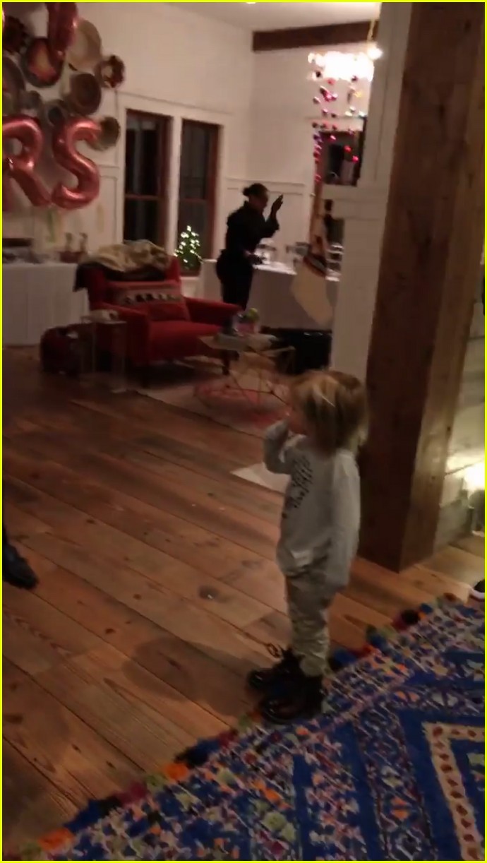 Did Miley Cyrus & Liam Hemsworth Get Married? These Photos Are Causing ...