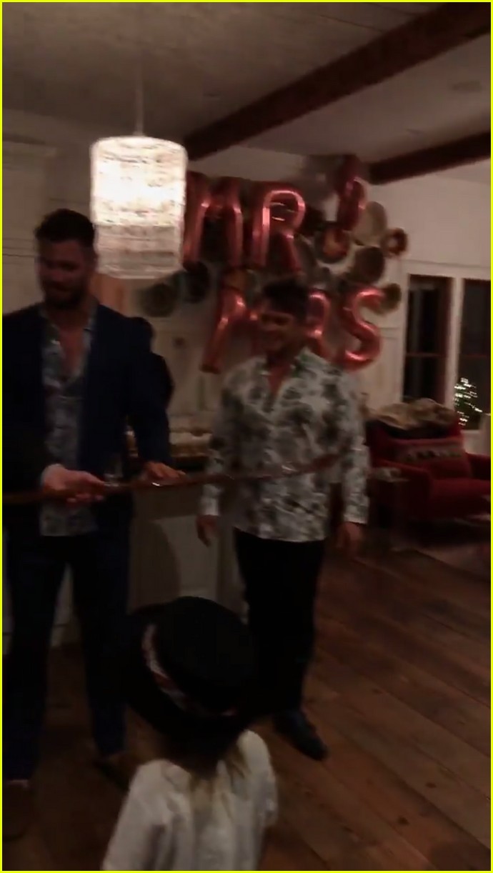 Did Miley Cyrus & Liam Hemsworth Get Married? These Photos Are Causing ...