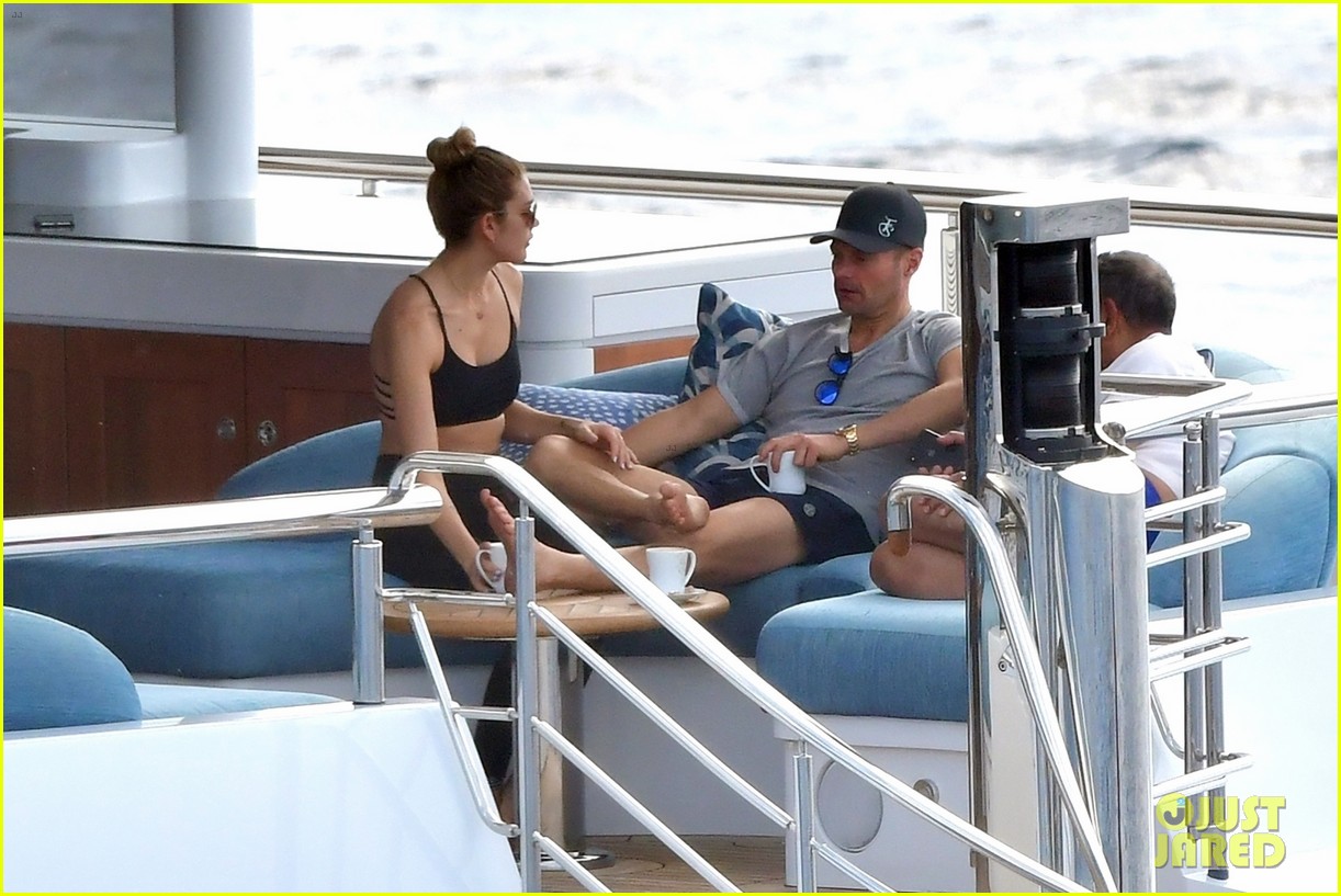 Ryan Seacrest & Girlfriend Shayna Taylor Pack on the PDA During Christmas Vacation!: Photo ...