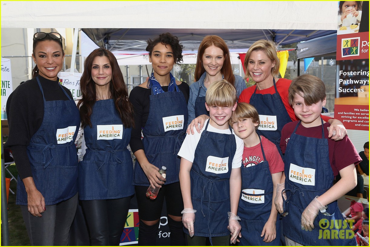Alexandra Shipp, Julie Bowen, & Darby Stanchfield Volunteer at Feeding ...