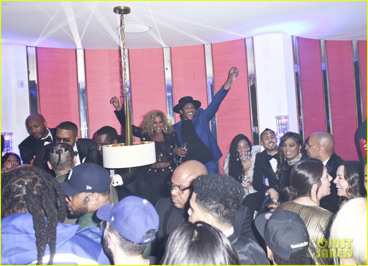 Drake Hosts Star-Studded NYE Party to Debut New Champagne: Photo ...