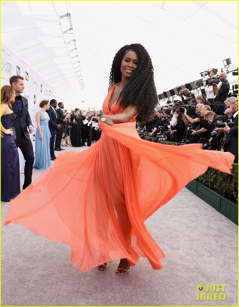 Betty Gilpin & 'Glow' Cast Celebrate at SAG Awards 2019: Photo 4218601 ...