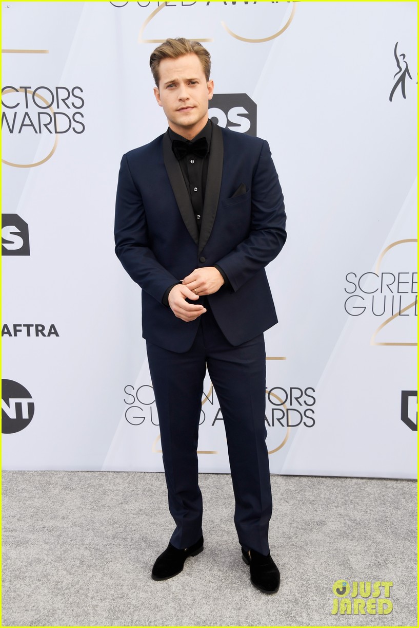 Betty Gilpin & 'Glow' Cast Celebrate at SAG Awards 2019: Photo 4218616 ...