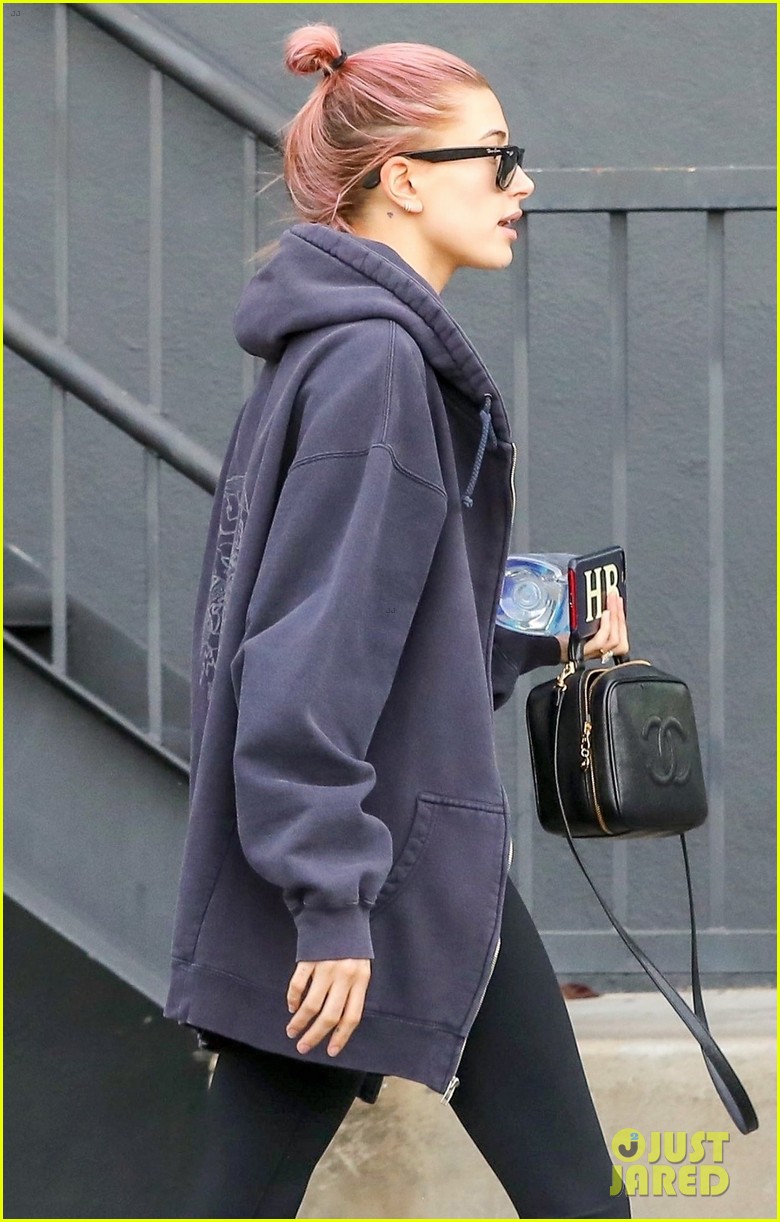 Hailey Bieber Shows Her Abs While Hitting the Gym in LA: Photo 4214187 ...