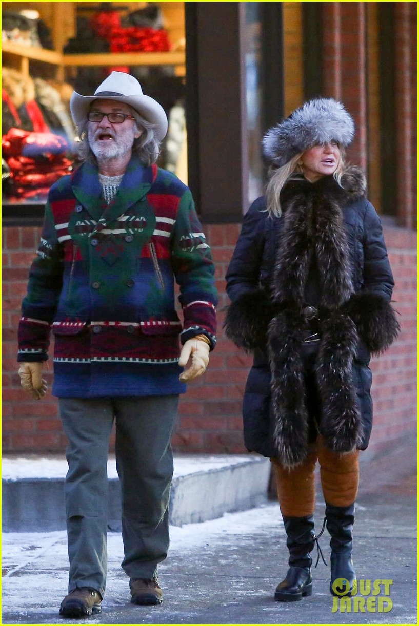 Goldie Hawn & Kurt Russell Take New Year's Day Stroll in Aspen: Photo ...