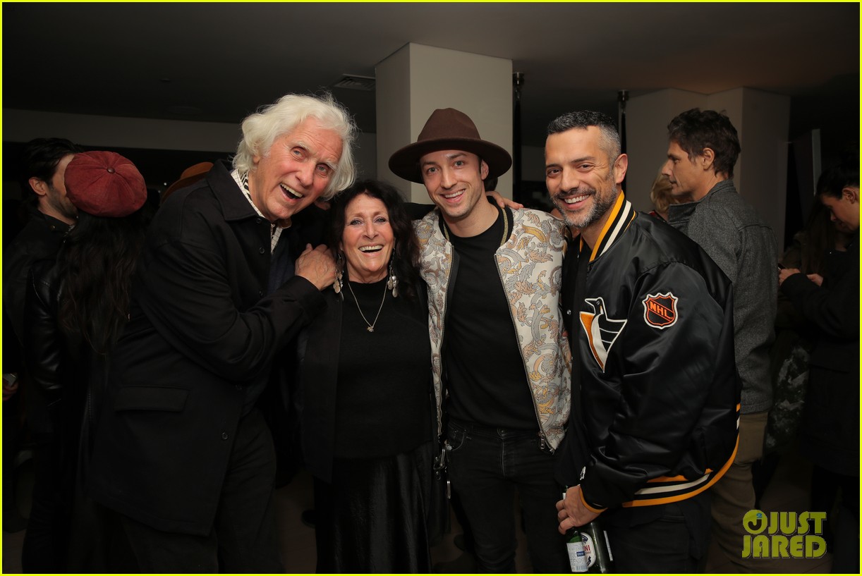 Emile Hirsch & Shiloh Fernandez Buddy Up at Matt Smiley's Magic Box ...