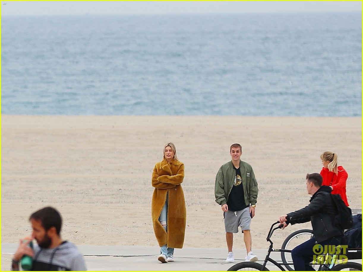 Justin & Hailey Bieber Go on a Stroll at Santa Monica Beach!: Photo ...