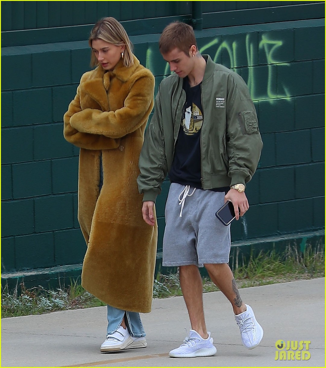 Justin & Hailey Bieber Go on a Stroll at Santa Monica Beach!: Photo ...