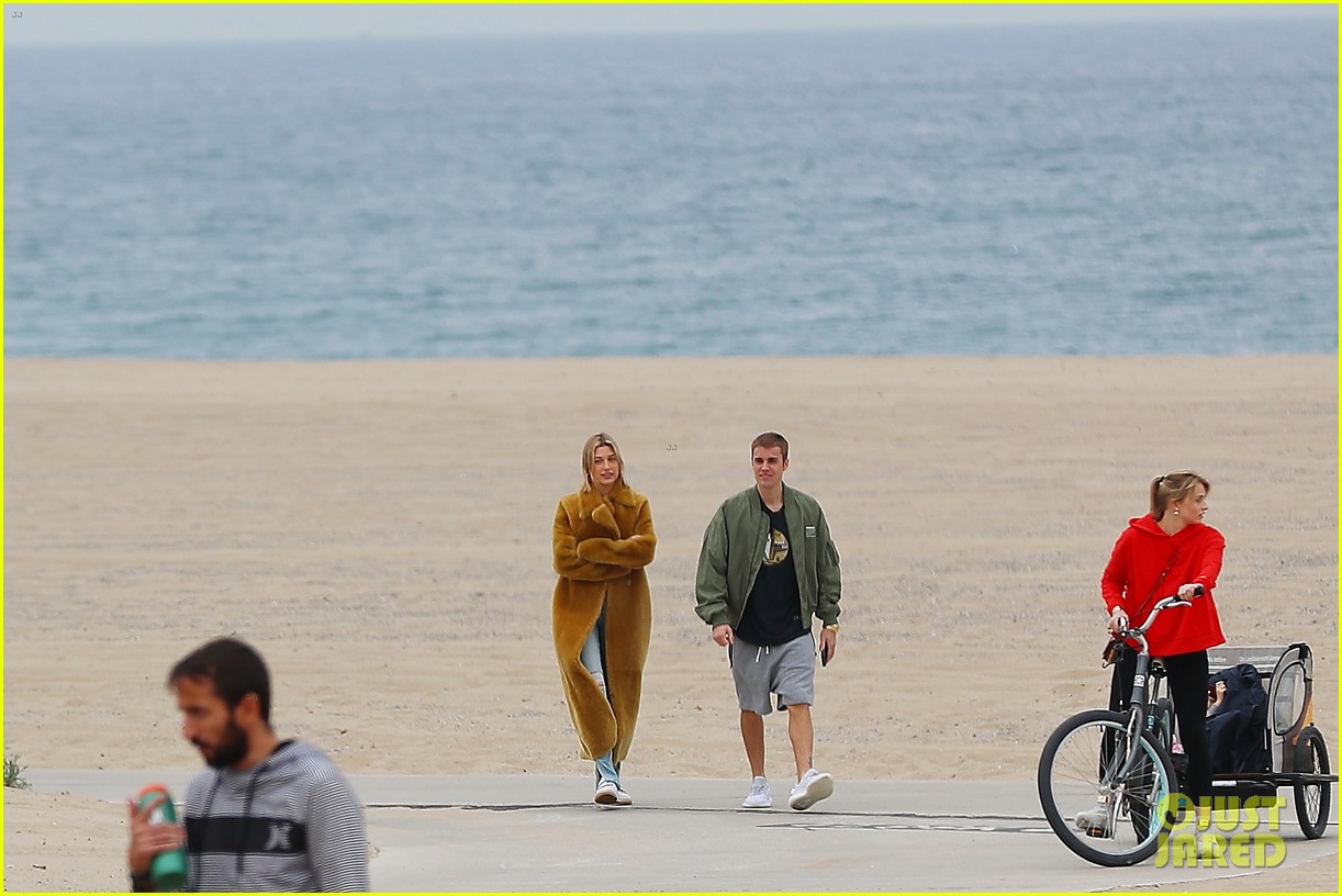 Justin & Hailey Bieber Go on a Stroll at Santa Monica Beach!: Photo ...
