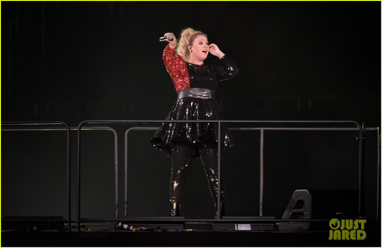 Kelly Clarkson Performs 'Run, Run, Run' Live with John Legend at L.A ...