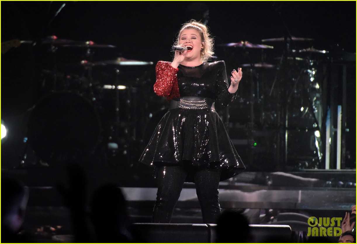 Kelly Clarkson Performs 'Run, Run, Run' Live with John Legend at L.A ...