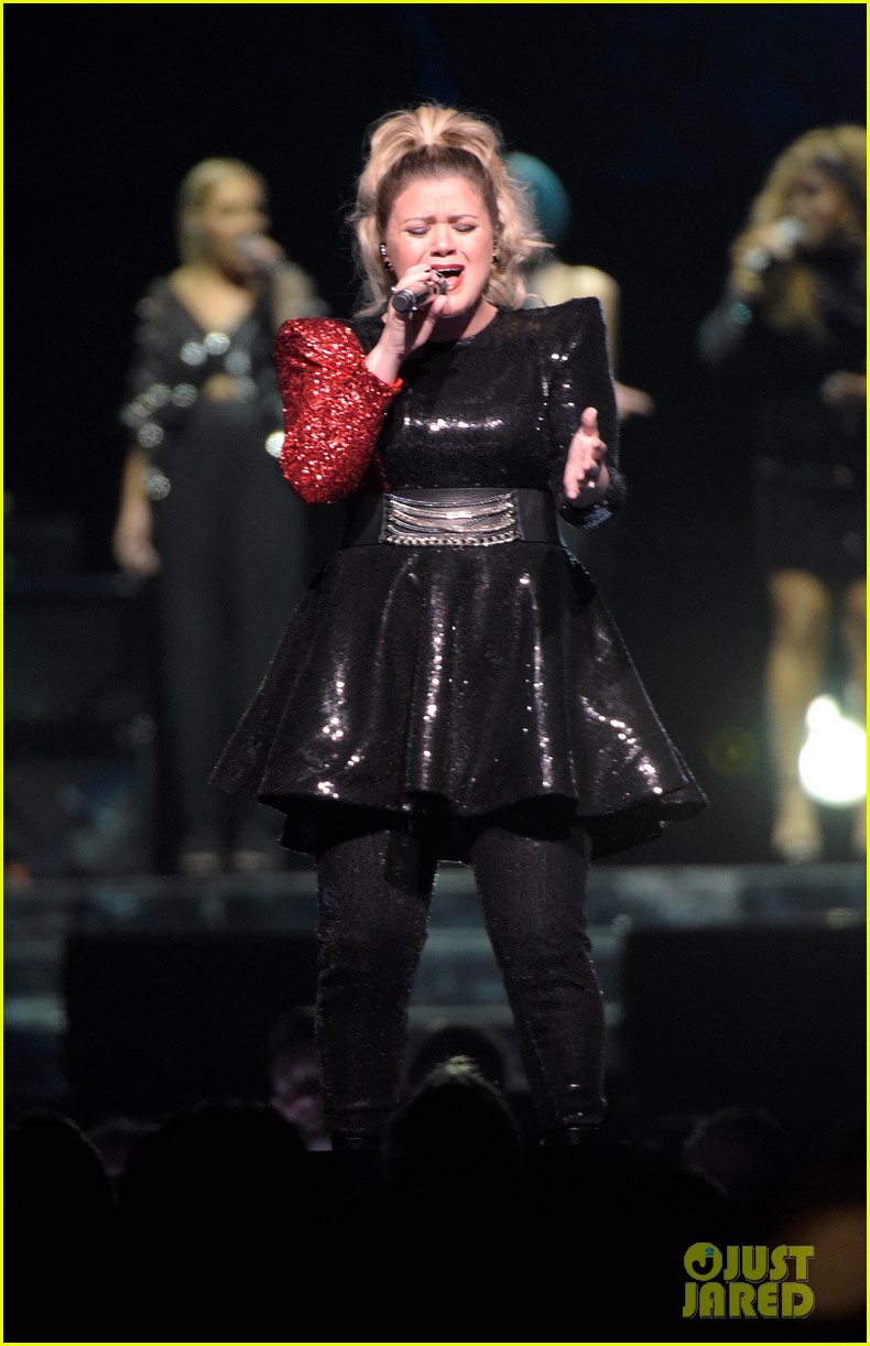 Kelly Clarkson Performs 'Run, Run, Run' Live with John Legend at L.A ...