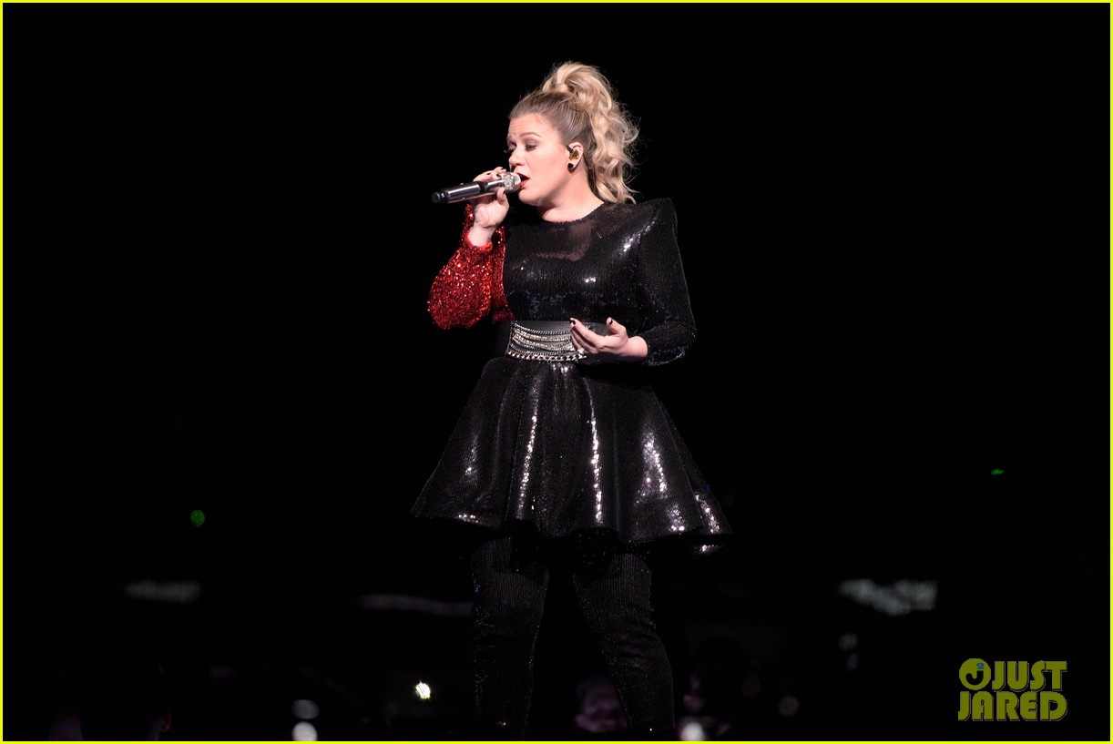 Kelly Clarkson Performs 'Run, Run, Run' Live with John Legend at L.A ...