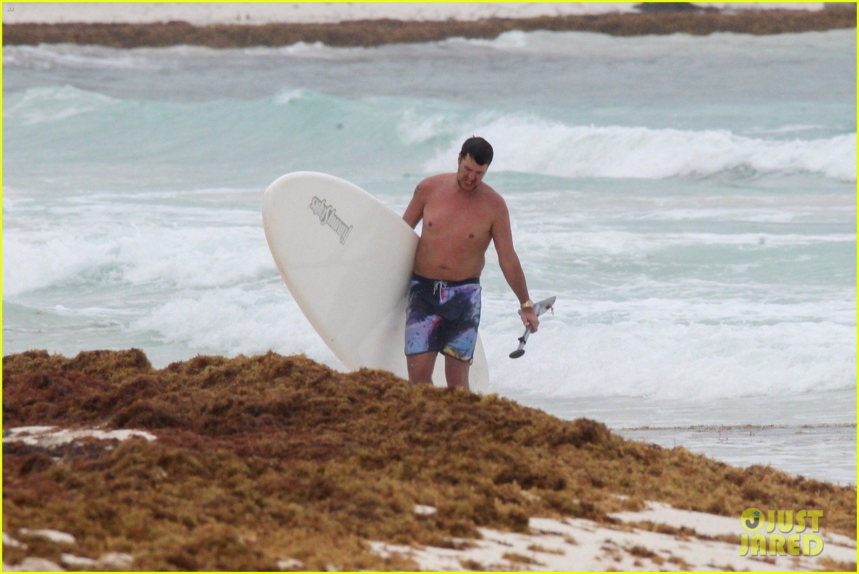 Luke Bryan Goes Shirtless While Paddle Boarding in Mexico: Photo ...