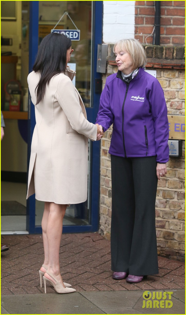 Pregnant Meghan Markle Visits Animal Charity Mayhew: Photo 4212928 ...