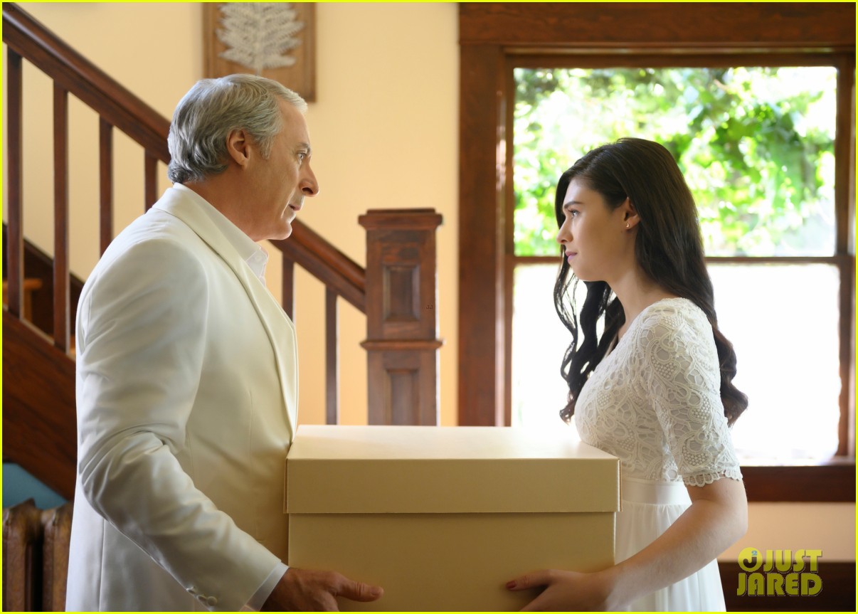 Melissa Benoist & Chris Wood Cuddle Up In Vancouver: Photo 4217683 ...