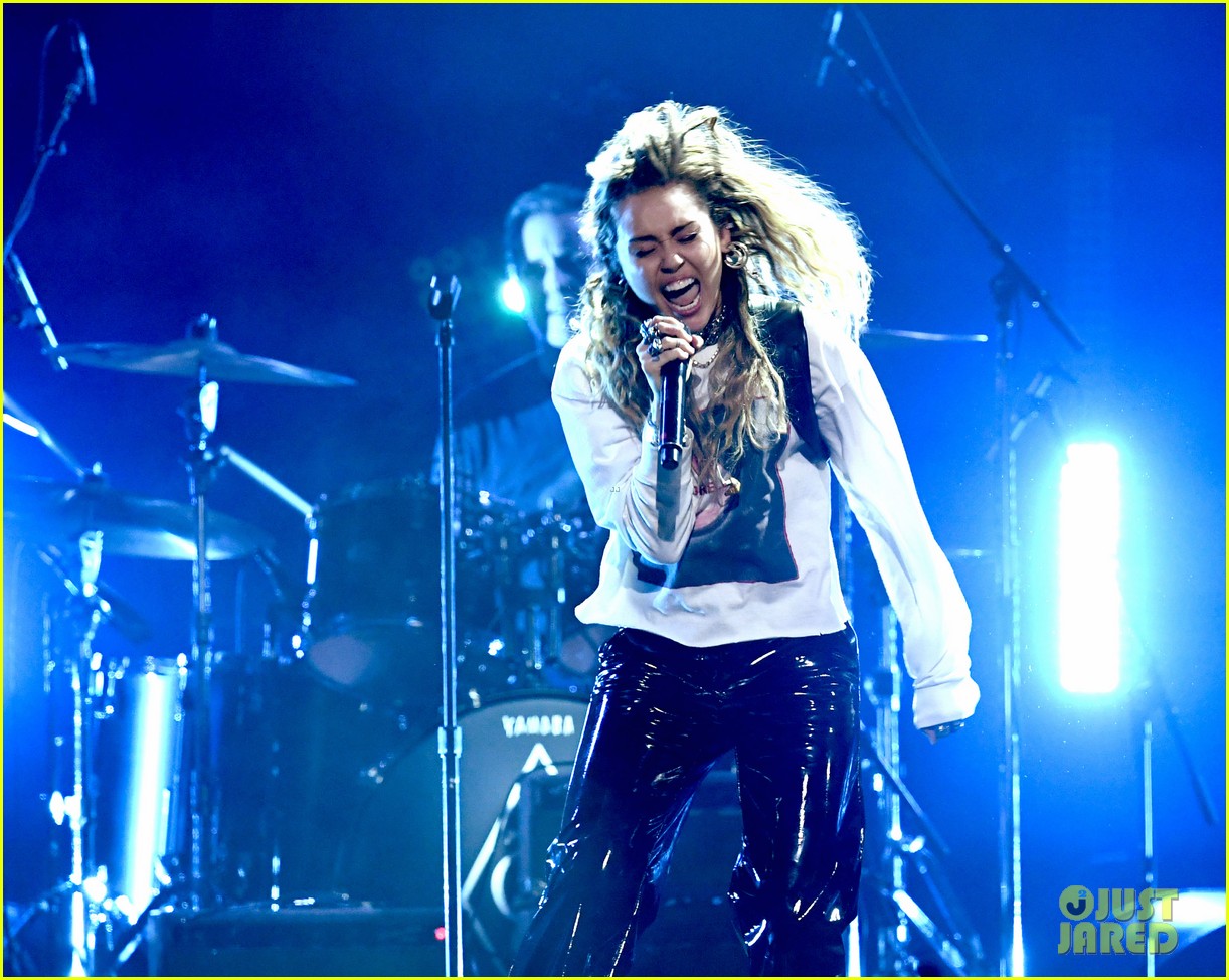 Miley Cyrus Performs at Chris Cornell Tribute Show - Watch!: Photo ...