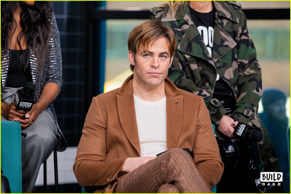 Chris Pine Talks About His Role Research for 'I Am the Night': Photo ...