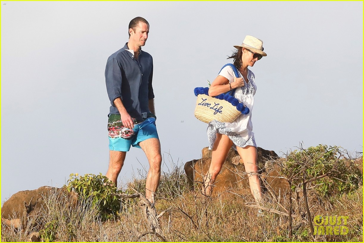 Pippa Middleton Shows Off Her Bikini Body With Husband James Matthews ...